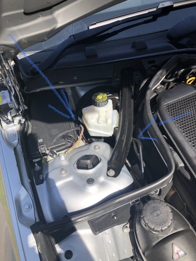 W204 The power supply for component b64/1 (Brake vacuum sensor) is not ...