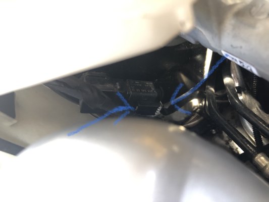 W204 The power supply for component b64/1 (Brake vacuum sensor) is not ...