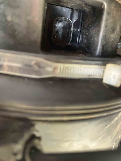 E55 W211 Electrical plug for the rear air strut (airbag) won't clip in ...