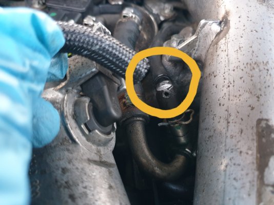 E350 cdi om642 fuel injector return line fitting snapped | Parts ...