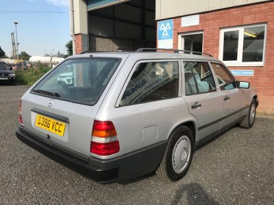 Unusual two tone paint combination on early W124 - need help with ...
